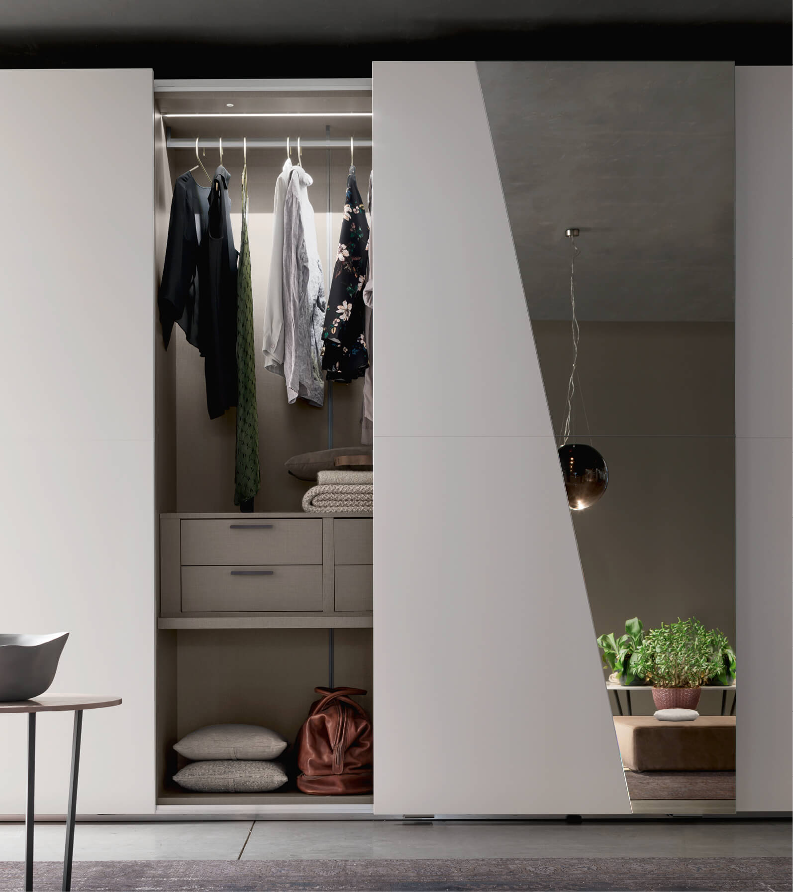Zuma Diagonal: sliding wardrobe with mirrored or glass door